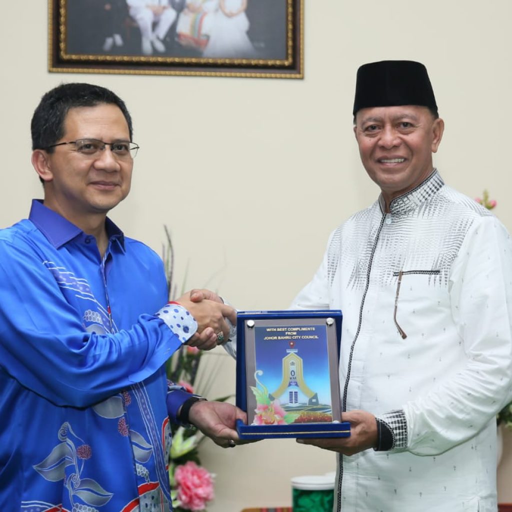 1. Walikota H Syahrul berjabat tangan dengan Bandar Johor Bahru, YB ...