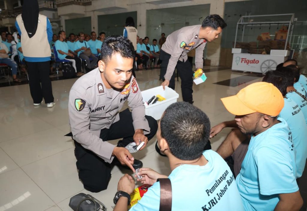 Malaysia Deportasi 302 PMI Indonesia Melalui Batam - prokepri.com