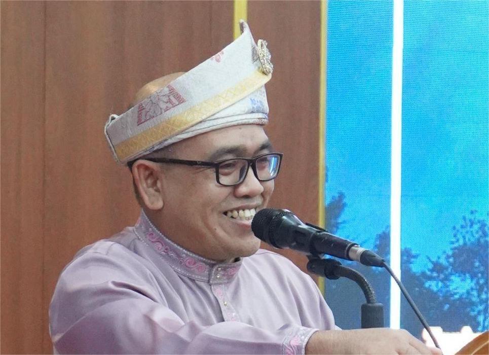 Wakil Rektor Bidang Akademik dan Perencanaan UMRAH, Dr. Tengku Said ...